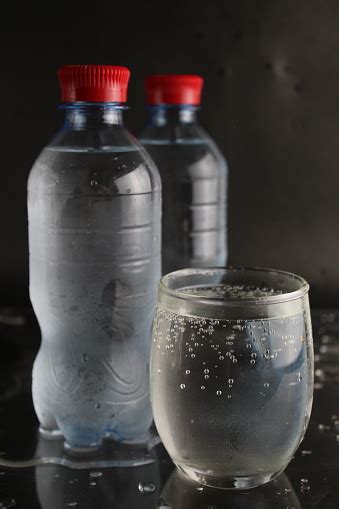 유리와 플라스틱 병의 미네랄 차가운 물은 검은 색 배경 옆에 서 있으며 삽입 할 장소와 카피피스프가 있습니다 음료수 0명에 대한 스톡 사진 및 기타 이미지 Istock