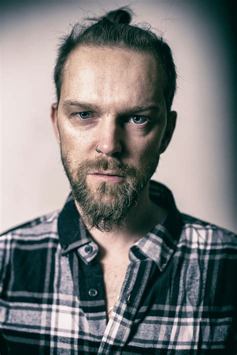 Photo Gratuite De à La Mode Adulte Arrière Plan Noir Attitude Barbe