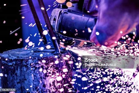 용접공은 금속을 작업장에 용접합니다 블루 용접 불꽃 가스 연소 및 푸른 연기 작은 용접 워크샵 금속 구조의 용접 시점 강철에 대한 스톡 사진 및 기타 이미지 Istock