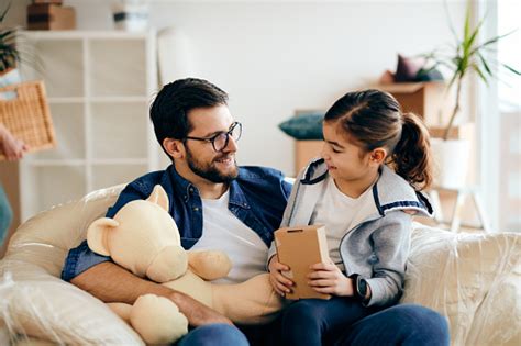 당신은 우리의 새로운 가정에서 원하는 방을 선택할 수 있습니다 2명에 대한 스톡 사진 및 기타 이미지 2명 가정 생활