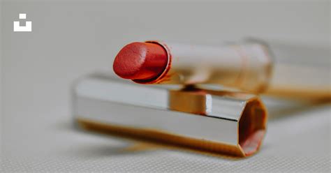 갈색 나무 테이블에 빨간 립스틱 사진 Unsplash의 무료 립스틱 이미지