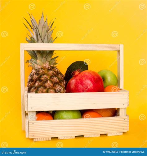 Frutas Tropicales En Caja De Madera Imagen De Archivo Imagen De