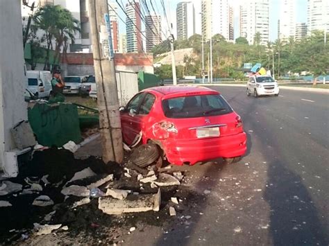 G1 Carro Bate Contra Poste E Condutor Não é Achado No Local Do