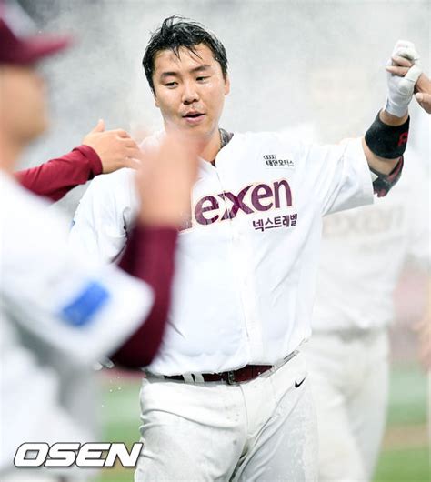 사진 시즌 첫 끝내기 축하 받는 김재현