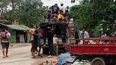 အိမ်မဲမြို့နယ်အတွင်းက ကားလမ်းဘေးနေထိုင်သူ တွေက စစ်ကောင်စီက ဖိအားပေးပ