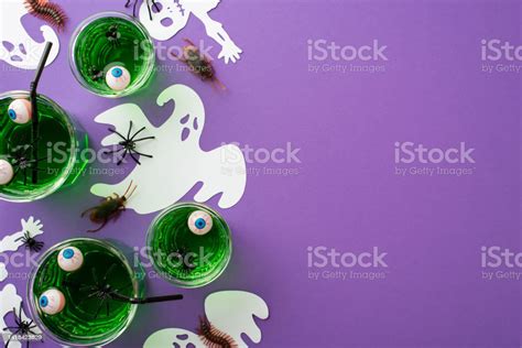 할로윈 파티 개념 녹색 떠 다니는 눈을 가진 안경의 탑뷰 사진 펀치 해골 유령 실루엣 거미 지네와 바퀴벌레가 빈 공간이있는 고립