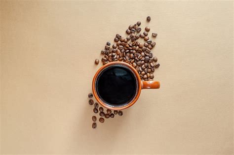 흩어져 있는 커피 콩을 배경으로 한 향기로운 커피 한 잔 흑백 위에서 볼 수 있습니다 텍스트의 장소입니다 0명에 대한 스톡 사진 및 기타 이미지 Istock