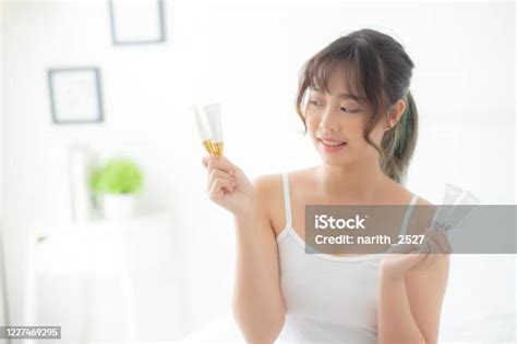 아름다운 초상화 젊은 아시아 여성 들고 제시 크림 이나 로션 제품 뷰티 아시아 소녀 쇼 화장품 메이크업 과 보습 피부 관리에 대 한 건강 한 관리 및 웰빙 개념 건강한 생활