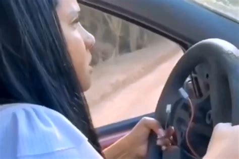 Vídeo Mulher capota o carro em aula de direção o marido