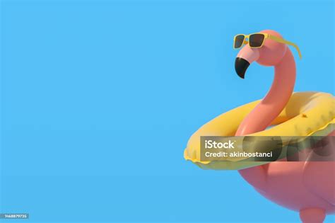 파란색 배경에 선글라스와 수영 반지가 있는 풍선 플라밍고 최소 여름 여행 휴가 배경 홍학에 대한 스톡 사진 및 기타 이미지