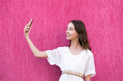 Selfie를 만드는 럭셔리 머리와 매력적인 여자 가냘픈에 대한 스톡 사진 및 기타 이미지 가냘픈 귀여운 매력적인
