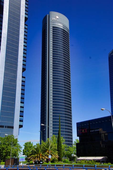 Estos son los 7 edificios más altos que puedes ver en España