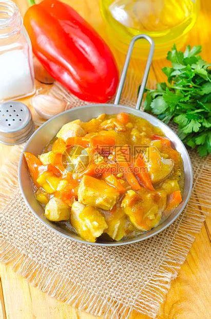 在金属盘中加蔬菜酱的鸡肉厨房胡椒烧烤营养草药牛扒食物烹饪乡村木板高清图片下载 正版图片320849161 摄图网