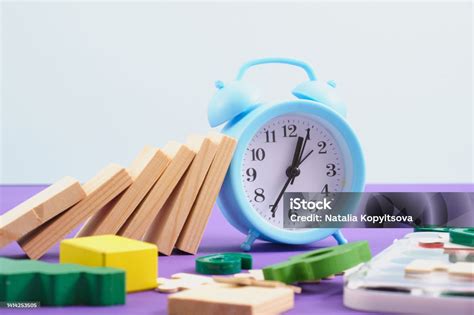 보라색 배경 상단보기에 알람 시계 퍼즐 도미노 페인트 안경 교육 장난감 0명에 대한 스톡 사진 및 기타 이미지 0명 개발