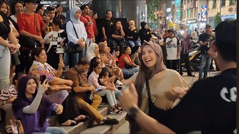 Awek Kazakhstan Terus Masuk Menari Bila Lan Cahaya Buskers Nyanyi Lagu ANAK KAMPUNG YouTube
