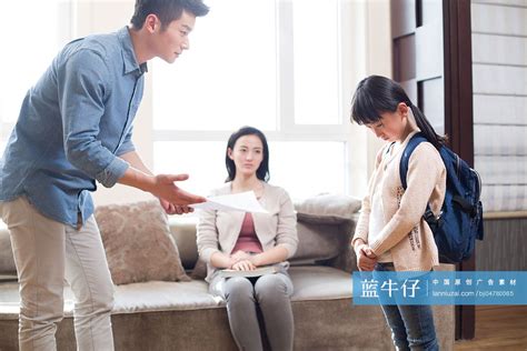 女孩拿着不及格的成绩单放学回家 蓝牛仔影像 中国原创广告影像素材
