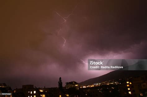 뇌우 조명입니다 밝은 번개 뇌우 구름에서 스파클 위험한 전기 플래시입니다 레빈 또는 날씨 개념에 대 한 섬광입니다 폭우와 폭풍 날씨입니다 색깔 구름 하늘에 번개 공격 0명에