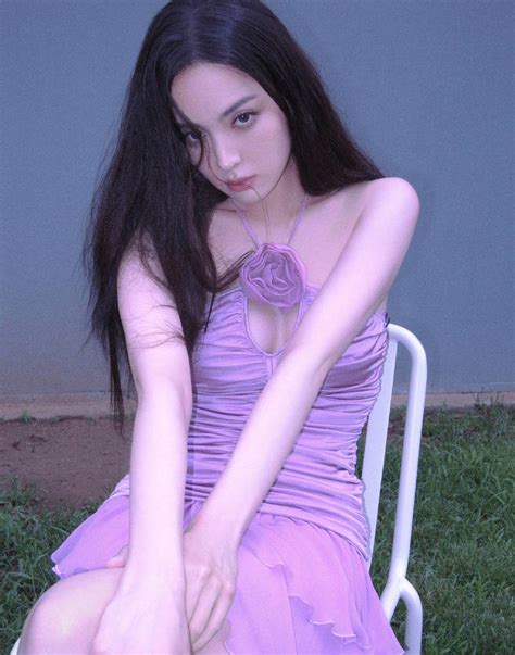 娜扎身着紫色短裙神秘浪漫 侧颜优越纯欲感爆棚 搜狐大视野 搜狐新闻