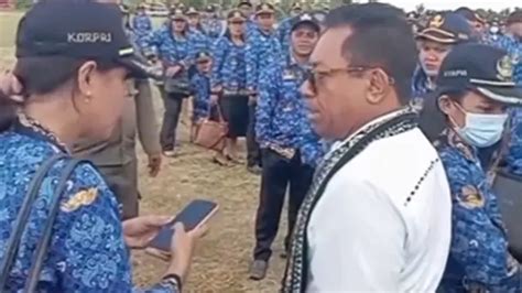 Viral Pj Bupati Kupang Alexon Lumba Semprot 2 Pegawai Pppk Asyik Selfie Saat Yang Lain Berdoa