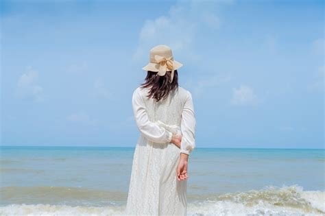 하얀 드레스와 모자를 쓰고 해변에 서서 자유를 즐기는 행복한 젊은 여자 드레스에 대한 스톡 사진 및 기타 이미지 드레스