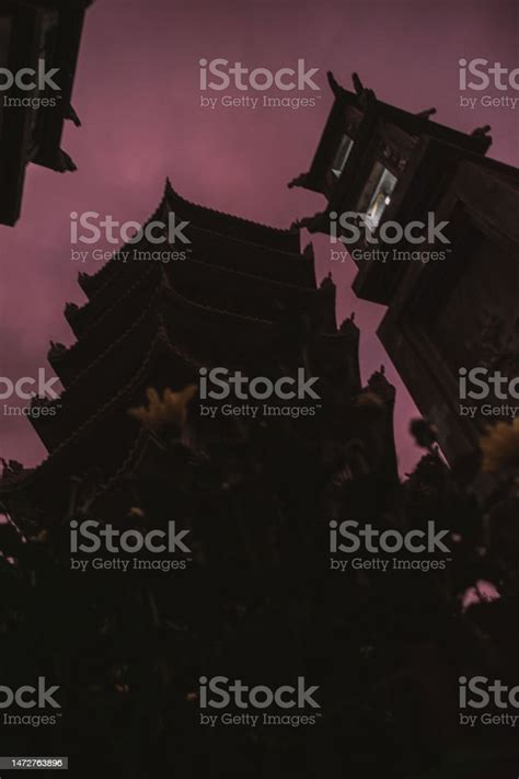 Non Nuoc Pagoda의 낮은 각도 보기 블루 아워 동안 베트남의 대리석 산에 있는 탑의 실루엣 타워 다낭 0명에 대한