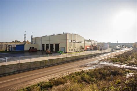 현대식 폐기물 재활용 처리 공장 별도의 쓰레기 수거 추가 처리를 위한 폐기물 재활용 및 보관 프리미엄 사진