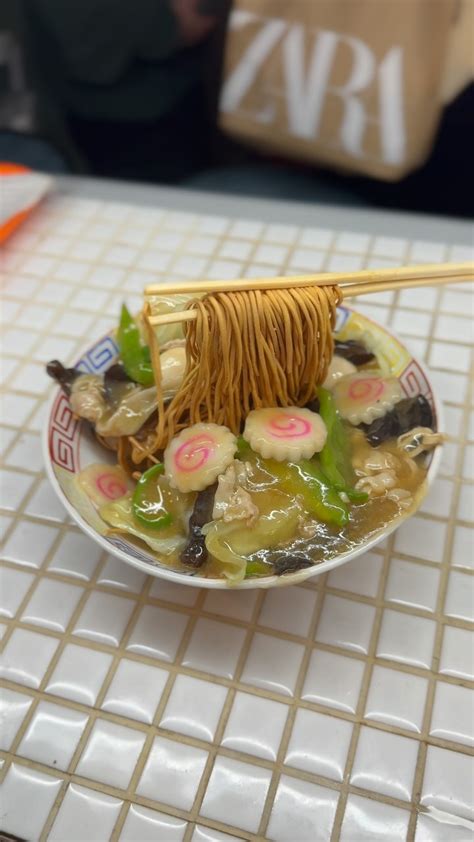 二階麺肴酒店 黒黒黒ミクロ 高円寺の二階に隠れる情熱町中華。町中華のかつ煮、チャーシューエッグ、牛ホルモン麻辣豆腐、タルタルチキン南蛮