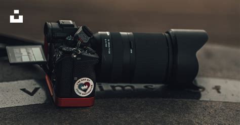 회색 콘크리트 바닥에 검은 색과 빨간색 Dslr 카메라 사진 Unsplash의 무료 녹색 이미지