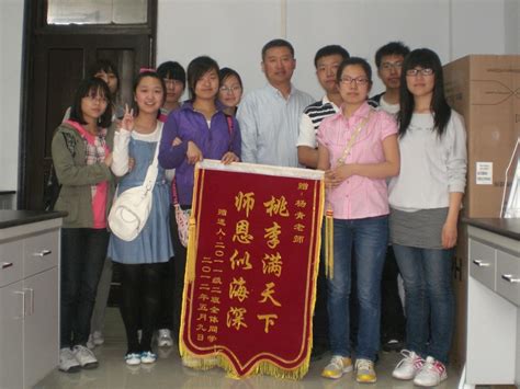 白求恩医学院2012年文化节系列活动之“尊师重道 饮水思源”系列报道（十四）——701102团支部探望班主任杨青教授 吉林大学基础医学院