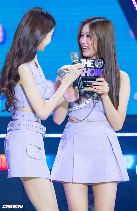 [사진]아이브 장원영 이서 트로피들고 사랑스럽게 마주보며