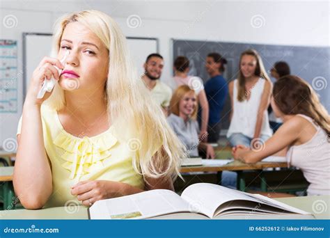 Estudiante Triste Solo En La Sala De Clase Foto De Archivo Imagen De