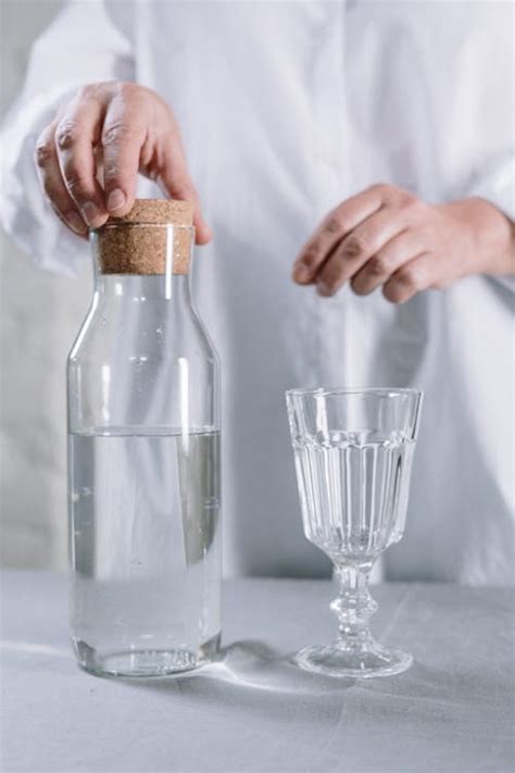 실내 가정 냉각 가정의 격리 격리 기간 고립된 행동 고립시키다 기와 깨끗한 단순한 디테일 라이프스타일 맑은 물 물병 물을 튀기다 미니멀리스트