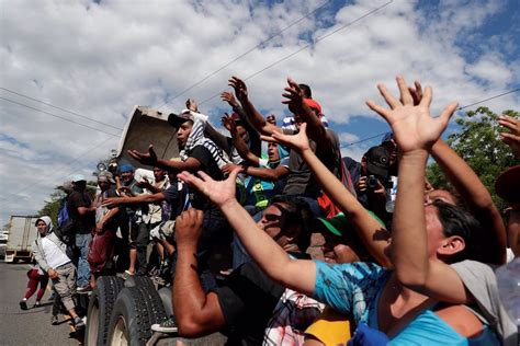 La Policía detiene a migrantes en el norte de Guatemala