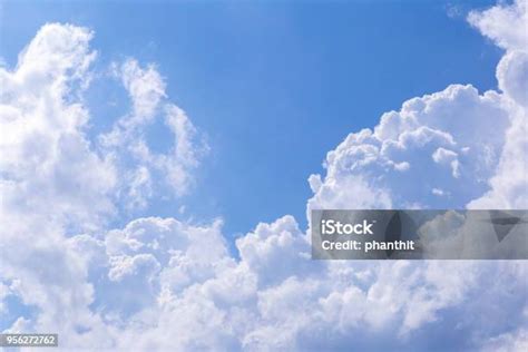 白い雲と空の背景を青雨が雲の日当たりの良い夏か春の日 ふわふわのストックフォトや画像を多数ご用意 ふわふわ まぶしい アメリカ
