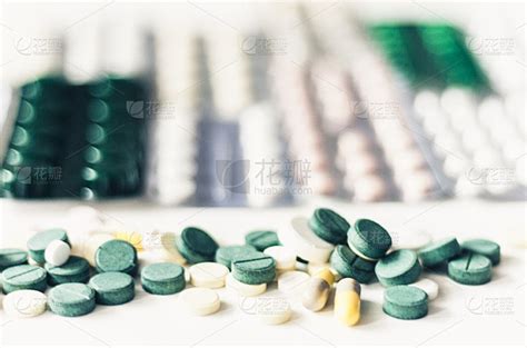 药丸或胶囊泡罩包装在白色背景与拷贝空间。药物处方用于治疗药物