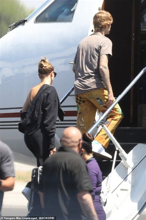Hailey Bieber Flashes Her Fantastic Abs And Legs Fotos De Justin