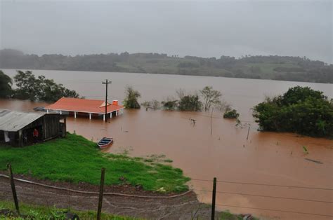 Fotos Chuvas causam danos no Sul do Brasil 09 06 2014 UOL Notícias