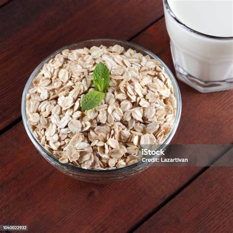 오트밀 우유와 민트입니다 나무판에 귀리 플레이크입니다 우유 그리고 아침 식사 오트밀입니다 건강 한 음식입니다 채식 음식입니다 미니 0명에 대한 스톡 사진 및 기타 이미지