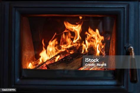 나무 난로 벽난로에서 불타는 불은 열 따뜻한 가정 인테리어를 방출 벽난로에 대한 스톡 사진 및 기타 이미지 벽난로 불길 전기 조명 Istock