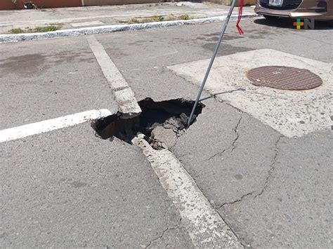 Socavón En La Calle Juan Enríquez De Veracruz Afecta Vialidad De La