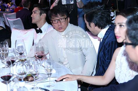 成龙慈善夜戏“双冰” 桌下牵手范冰冰 桌上豪坐李冰冰大腿 青岛新闻网