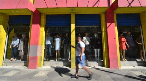 Salvadoreños en búsqueda de promociones y tendencias de moda Noticias de El Salvador