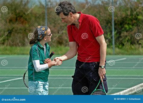 Padre E Hija Que Juegan A Tenis Imagen De Archivo Imagen De Practique