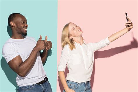 일반적인 Selfie 전화를 복용 하는 학생 들의 질주 할 때 몇 가지를 혼합 백인 여자와 그녀의 아프리카 남자 친구 스튜디오 포즈 셀카에 대한 스톡 사진 및 기타 이미지