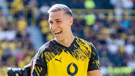 Bvb Comeback Von Schlotterbeck Sein Langer Leidensweg Zurück In Die