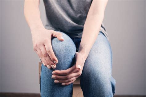 Una Jovencita Tiene Un Dolor De Rodilla Imagen De Archivo Imagen De Deporte Esguince