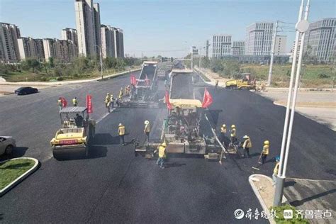 济南起步区国博城四条市政道路完成沥青摊铺，片区路网基本成形交通会展工程
