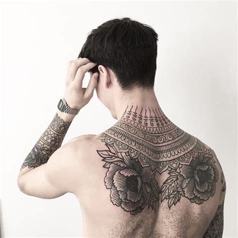 16 Elegant And Bold Nape Tattoos Tattoo Nape Head Tattoos Back