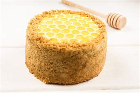 초콜릿 벌집과 버터 크림 모양의 수선화 꽃으로 장식 된 나무 꿀 숟가락 옆에 흰색에 나무 트레이에 러시아어 층 꿀 케이크 메도빅 디저트 생일 파티 축하 갈색에 대한 스톡