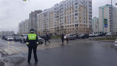 Инспекторы ДПС в Нижнекамске дежурят около пешеходных переходов недалеко от школ 07 09 2022